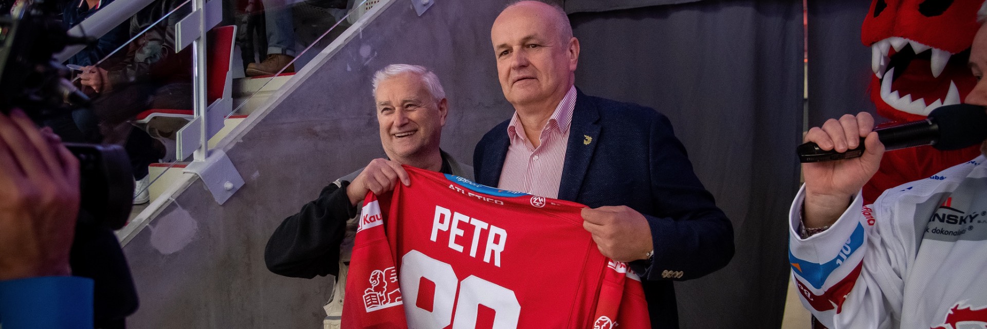 Legenda sportovní fotografie Rubal oslavil 80. narozeniny | HC Oceláři ...